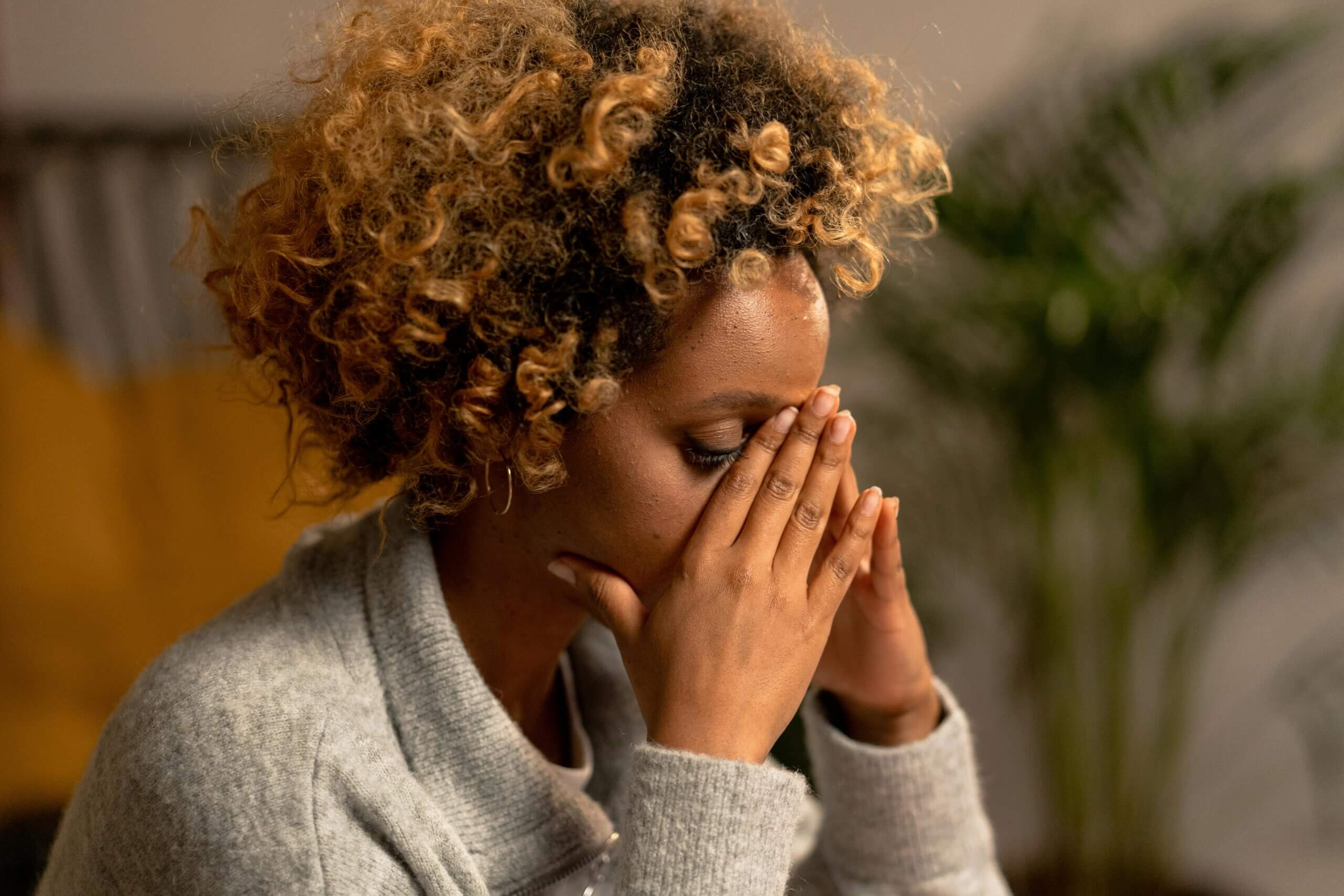 10 Signs of Black Women Introverts with Anxiety - The Happy Wallflower