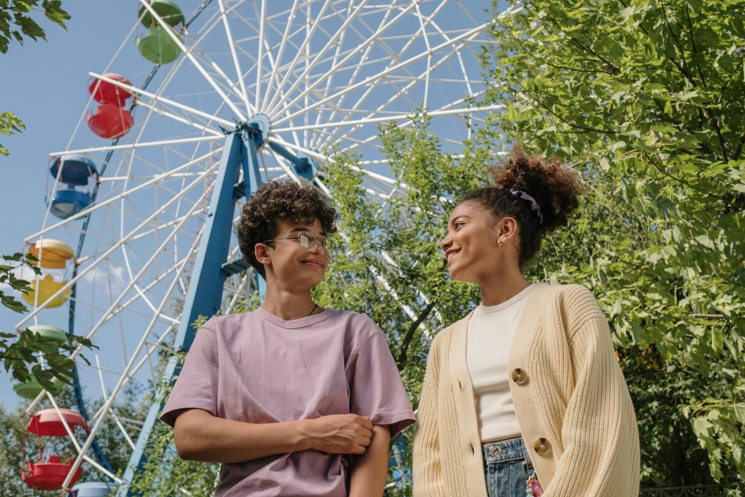 How to Date an Introvert Woman (Dos and Don’ts) - The Happy Wallflower